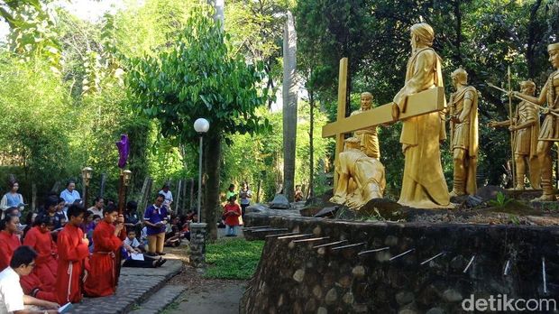 Jalan Salib Gua Maria Puhsarang, Kenang Perjalanan Yesus Jalan Salib Gua Maria Puhsarang, Kenang Perjalanan Yesus
