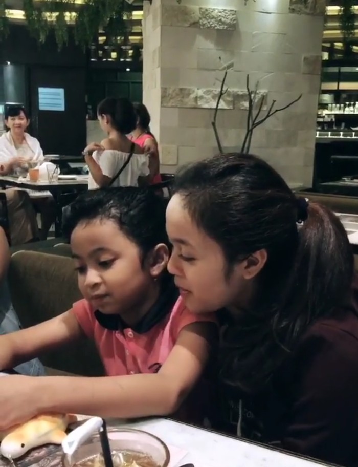 Makin Cantik! Ini Putri Master Limbad, Cecillia Gina Saat Makan French ...
