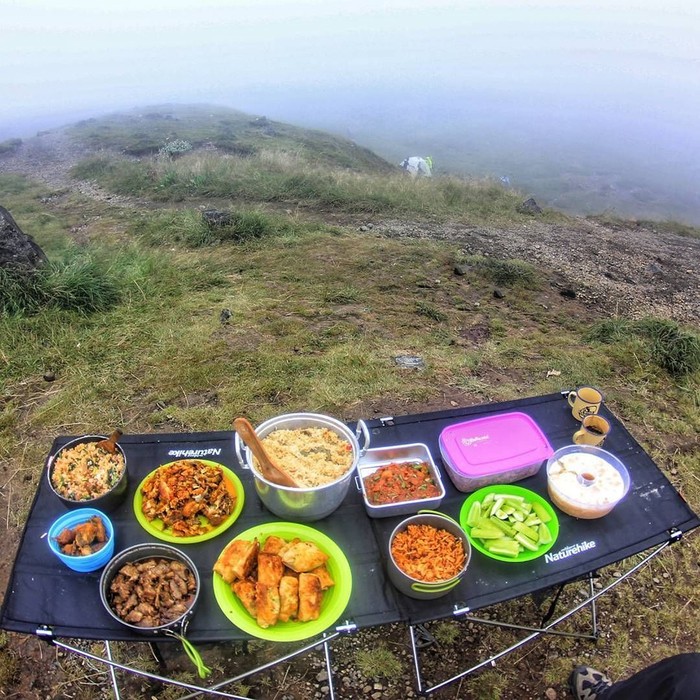 Begini Gaya Makan Netizen Saat Naik Gunung, Panorama dan Menunya Bikin ...