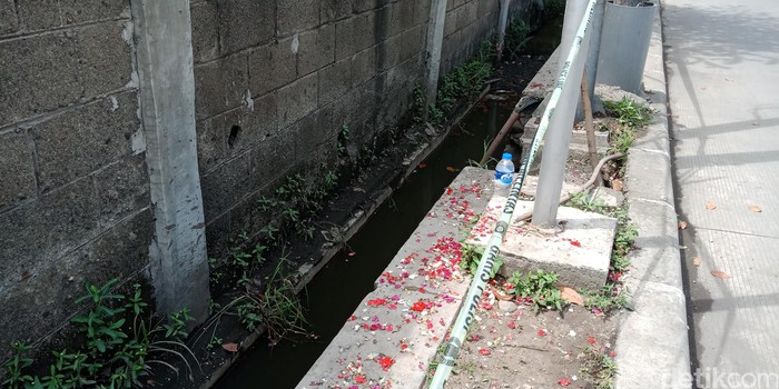 Foto: Taburan Bunga di Got Lokasi Tewasnya Cutfil