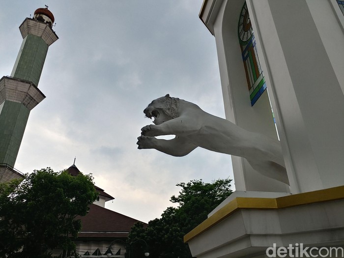 Tugu Maung: Sempat Pose 'Murung', Kini Tampil 'Meraung'