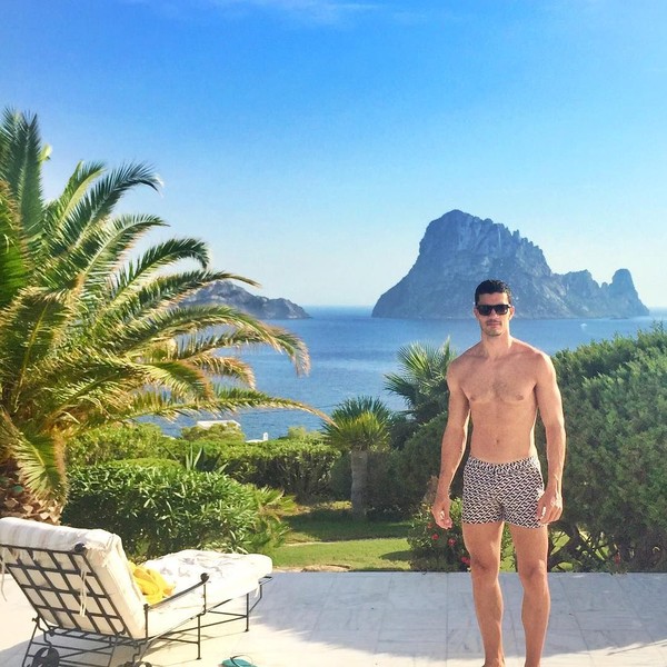 Ladies, Ini Pilot Ganteng yang Sixpack dan Suka Traveling