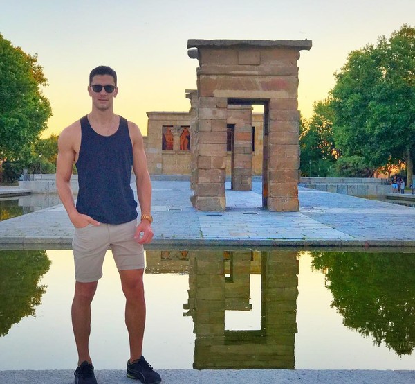 Ladies, Ini Pilot Ganteng yang Sixpack dan Suka Traveling