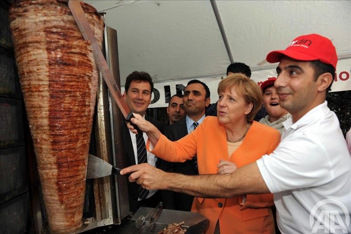 Angela Merkel, Wanita Paling Berpegaruh di Dunia Ternyata Doyan Makan Kebab