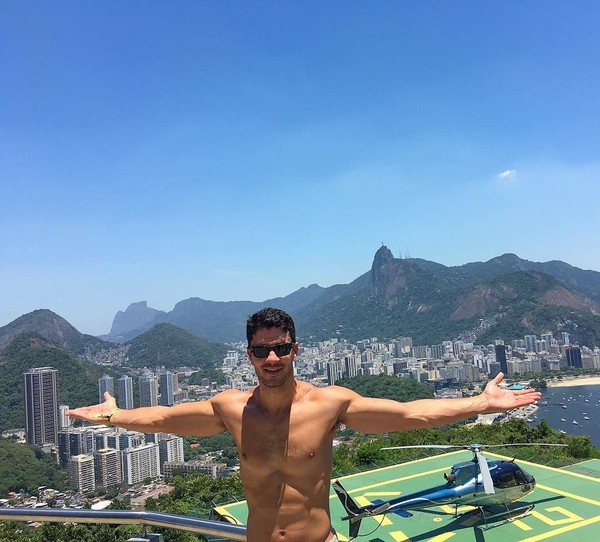 Ladies, Ini Pilot Ganteng yang Sixpack dan Suka Traveling