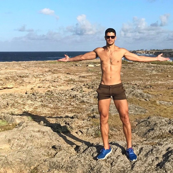 Ladies, Ini Pilot Ganteng yang Sixpack dan Suka Traveling