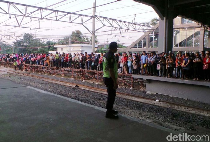 Sore Ini, Stasiun Duri Masih Padet 'Horor' Berdesak-desakan