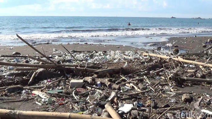 10 Ton Sampah Diangkut di Pantai Sanur Setiap Hari 10 Ton Sampah Diangkut di Pantai Sanur Setiap Hari