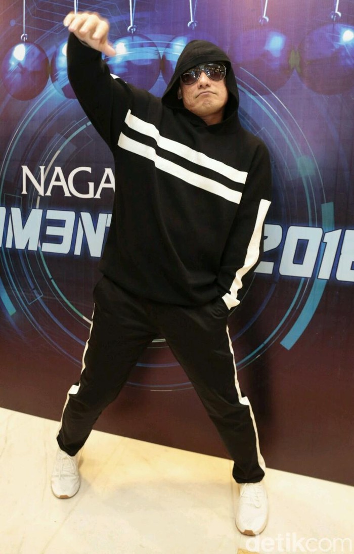 Gaya Konyol Firman Eks Idol saat Pose Depan Kamera