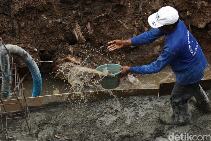 Pembuatan Turap di Tendean Square Dikebut