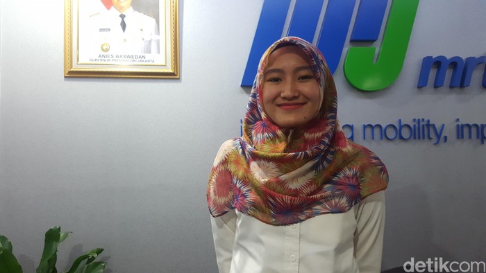 Foto: Senyum Manis Masinis Perempuan Pertama MRT