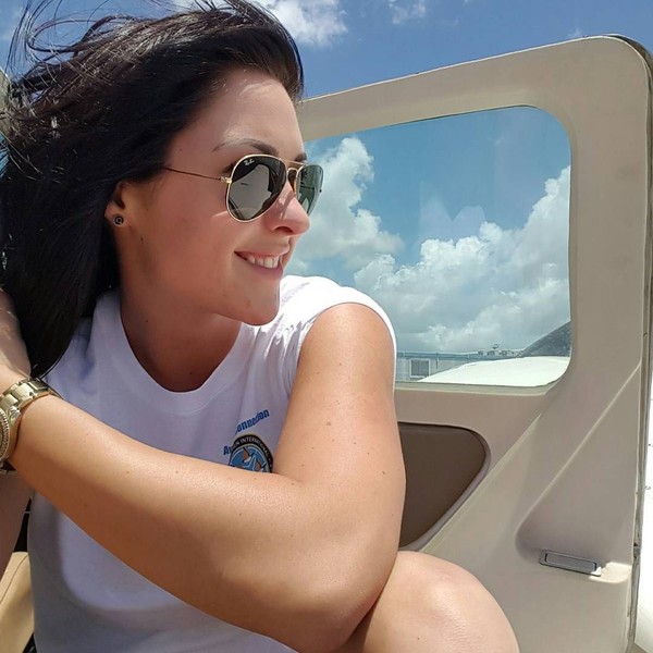 Emilie, Si Pilot Cantik yang Suka Adventure