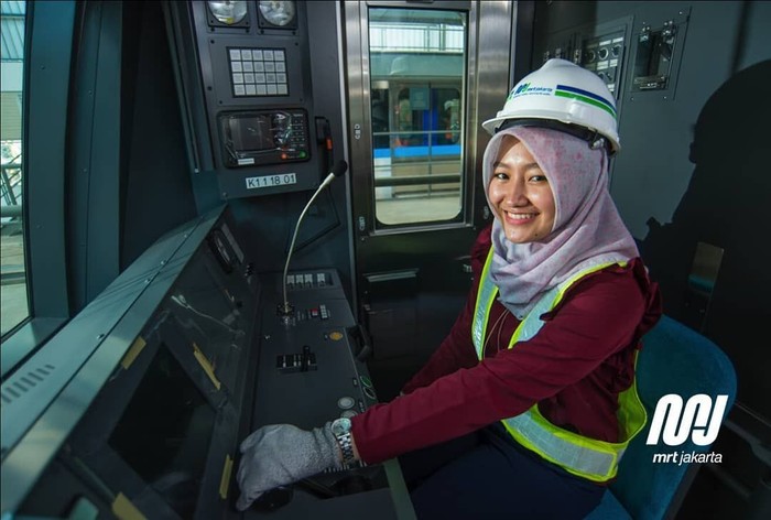 Foto: Senyum Manis Masinis Perempuan Pertama MRT