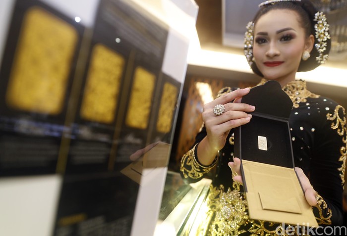 Keren! Ada Emas Batangan Motif Batik