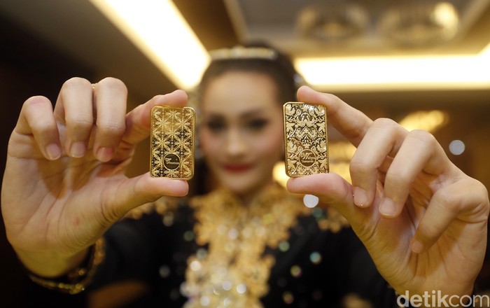 Keren! Ada Emas Batangan Motif Batik