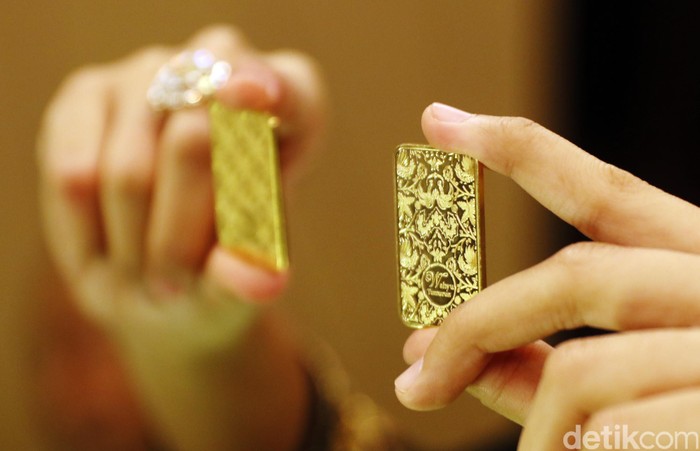 Keren! Ada Emas Batangan Motif Batik