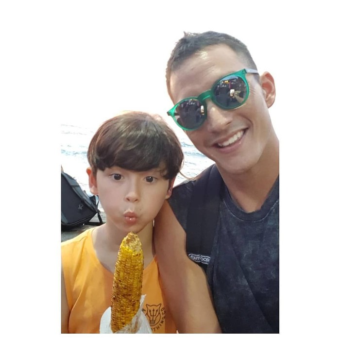 Intip 10 Pose Tampan Mike Lewis Saat Bikin Kue dan Makan Bareng Anak