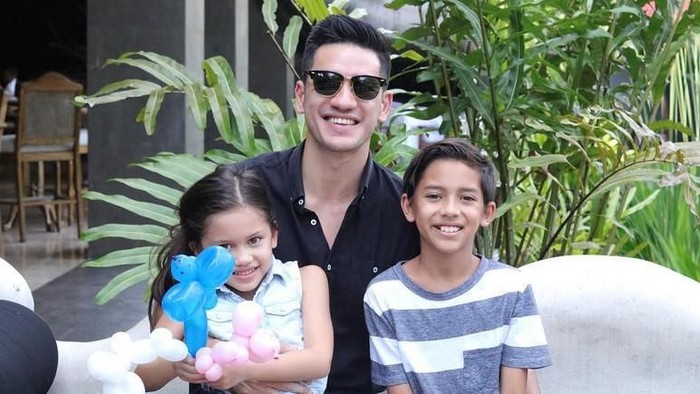 Family Goals! Kehangatan Keluarga Nana Mirdad dan Andrew White