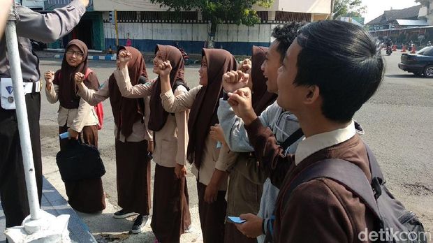 Kena Razia, Pelajar Ponorogo Malah Senang Dihukum Hormat Bendera Kena Razia, Pelajar Ponorogo Malah Senang Dihukum Hormat Bendera