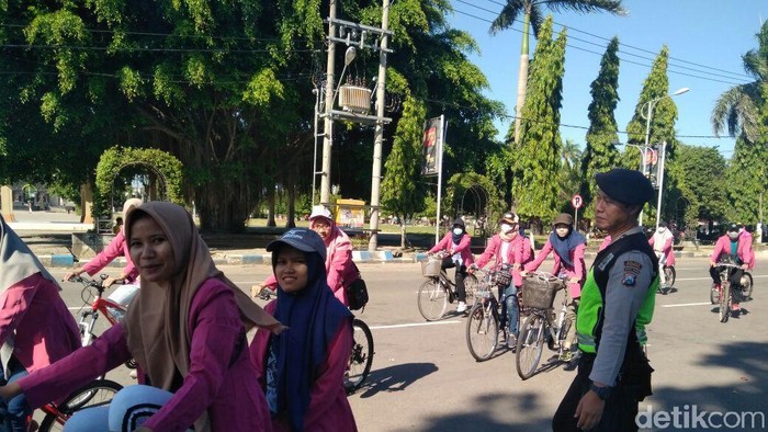 Ratusan Siswa Ponorogo Rayakan Kelulusan dengan Sepeda Bersama Ratusan Siswa Ponorogo Rayakan Kelulusan dengan Sepeda Bersama