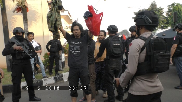 Tragedi Mako Brimob dan Ultimatum Menyerah Jelang Fajar Tragedi Mako Brimob dan Ultimatum Menyerah Jelang Fajar