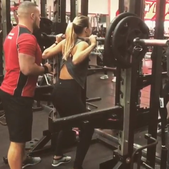Otot Kekar Amelia Tank, Pegawai Bank yang Juga Bodybuilder