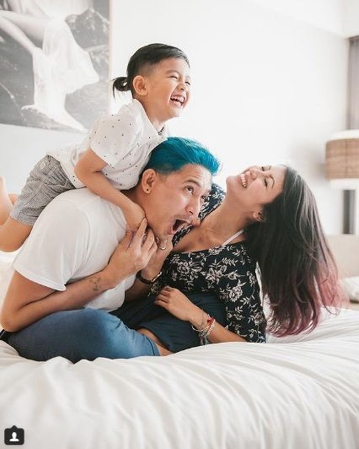 Momen Bahagia Keluarga Sharena Gunawan dan Ryan Delon