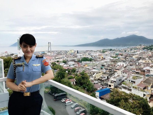 Liburannya Sandhyca Putrie, Si Cantik Ajudan Iriana Jokowi