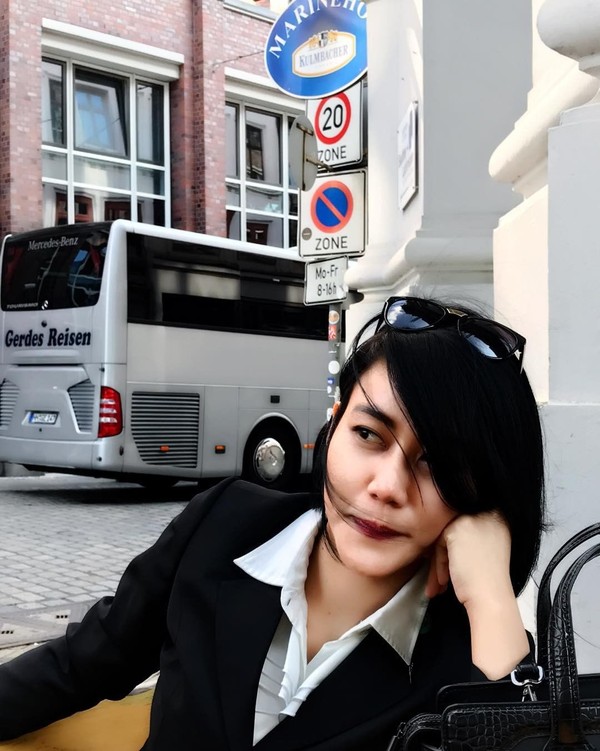 Liburannya Sandhyca Putrie, Si Cantik Ajudan Iriana Jokowi