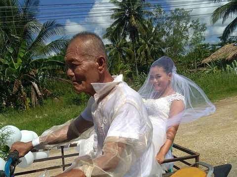 Foto Viral Pengantin Wanita Dibonceng Ayah Naik Motor Ini Menyentuh Netizen