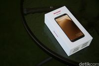 Unboxing A2 Lite, Ponsel Sharp Kekinian Rp 2 Jutaan
