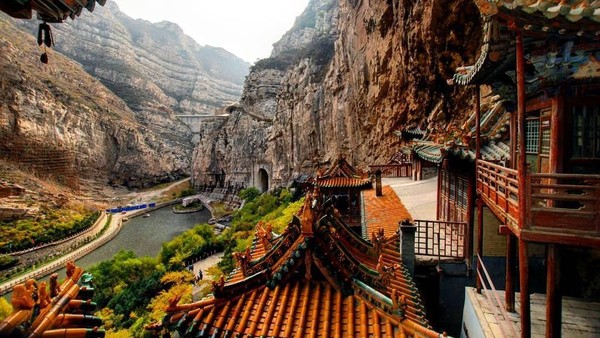Foto: Kuil Cantik nan Ekstrem di Tebing Gunung China