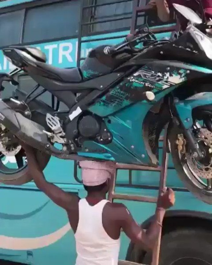 Viral Video Pria Angkat Motor di Atas Kepala, Kok Bisa Ya?