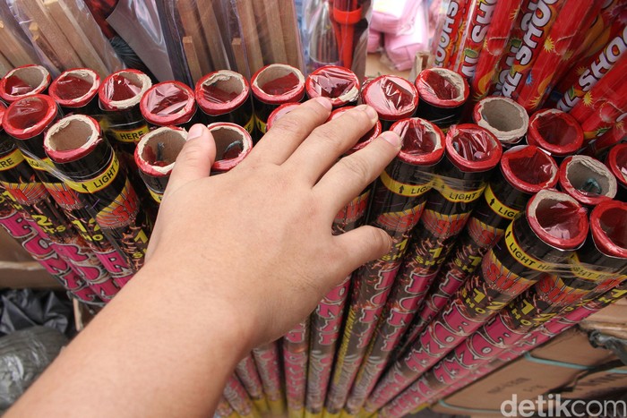 Jelang Lebaran Pedagang Petasan Panen