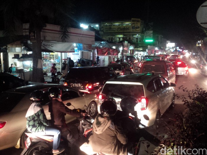 Arus Balik dari Garut, Kendaraan Stuck di Alun-alun Tarogong Arus Balik dari Garut, Kendaraan Stuck di Alun-alun Tarogong