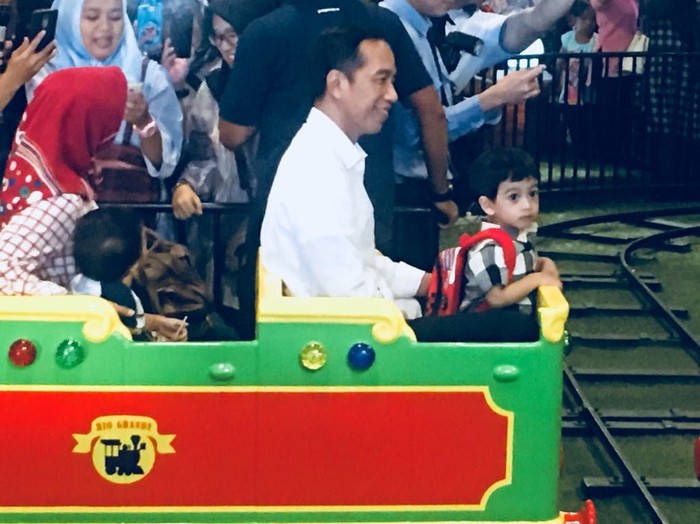Foto: Jokowi Bikin Heboh Pengunjung Transmart Bogor