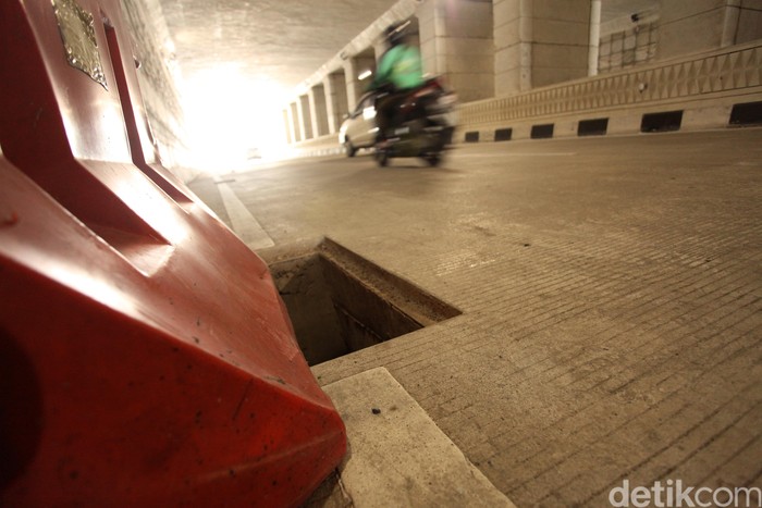 Penutup Lubang Gorong-gorong Underpass Mampang Hilang Lagi Penutup Lubang Gorong-gorong Underpass Mampang Hilang Lagi