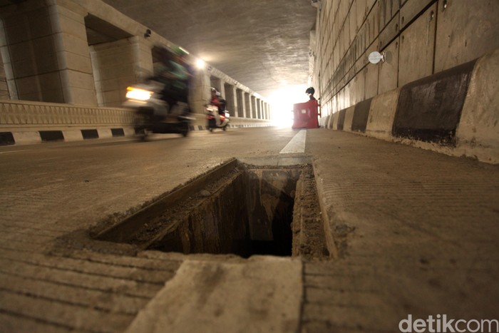 Penutup Lubang Gorong-gorong Underpass Mampang Hilang Lagi Penutup Lubang Gorong-gorong Underpass Mampang Hilang Lagi