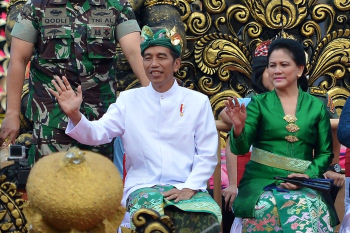 13 Foto Penampilan Jokowi saat Kenakan Baju Adat Berbagai Daerah