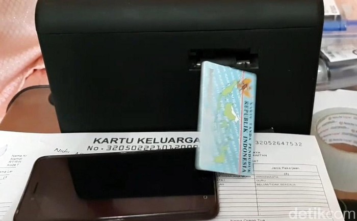 Sehari Jelang Pencoblosan Ratusan Warga Garut Antre Bikin e-KTP