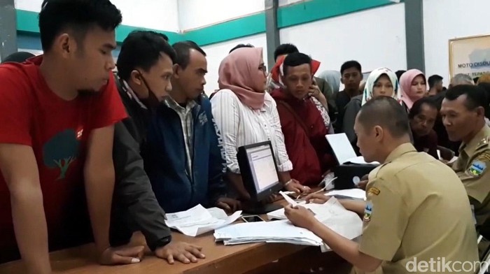 Sehari Jelang Pencoblosan Ratusan Warga Garut Antre Bikin e-KTP