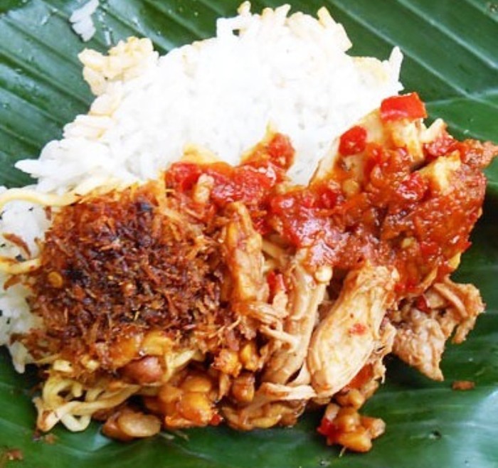 Mau Sarapan Sedap? Nikmati Nasi Jinggo Berbungkus Daun yang Mungil Ini