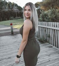 Sarah Harris, Model Playboy yang Hidupnya Hancur karena Payudara Palsu