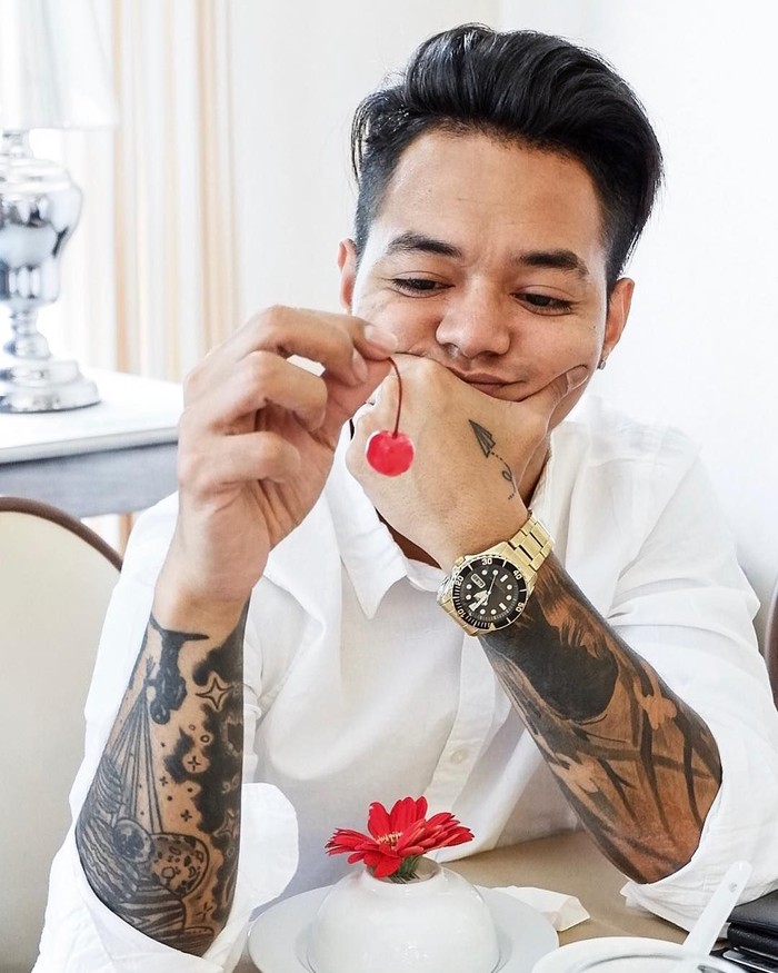 Aksi Makan YouTuber Populer, Reza Oktovian yang Keren dan Kekinian