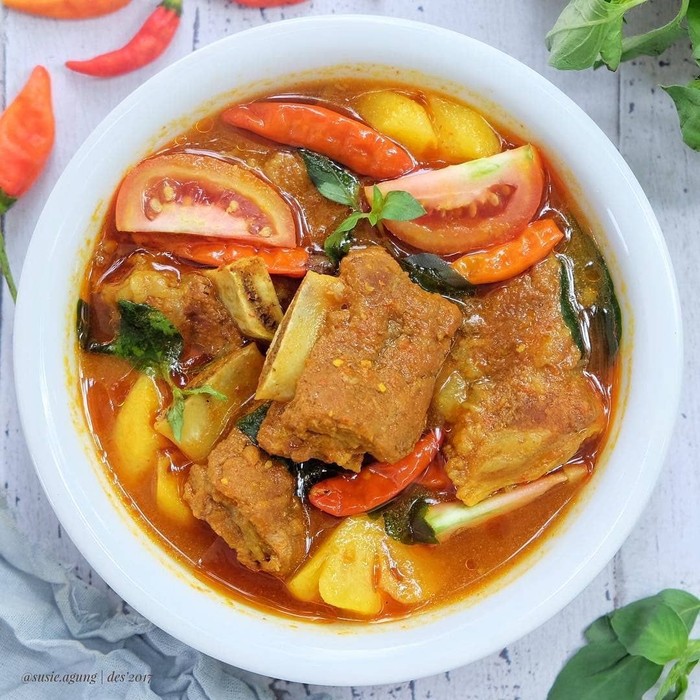 Sedap! Pindang Iga Sapi Berkuah Gurih Pedas Buat Makan Siang