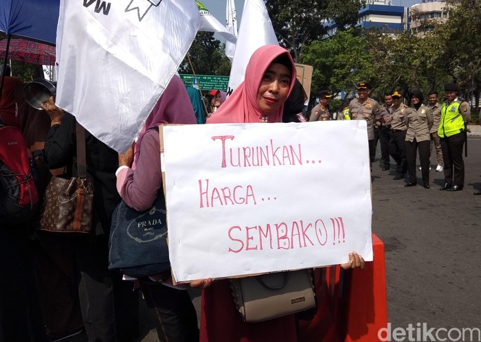 Beragam Tuntutan di Demo 'The Power of Emak-emak' Beragam Tuntutan di Demo 'The Power of Emak-emak'