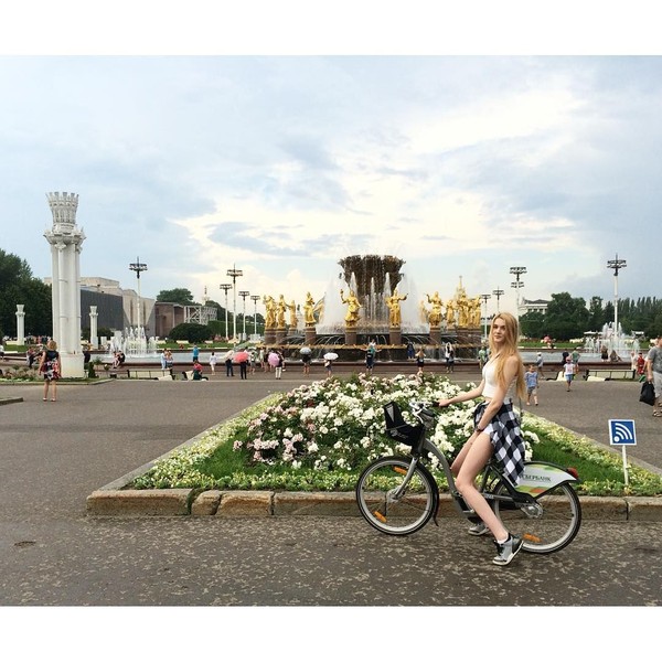 Foto: Model Cantik Rusia Mirip Barbie yang Suka Traveling