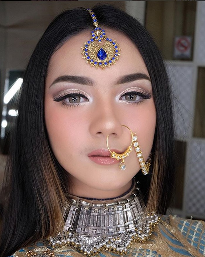 Tampil Bergaun Biru, Ersya Aurelia Pamer Kaki Jenjang