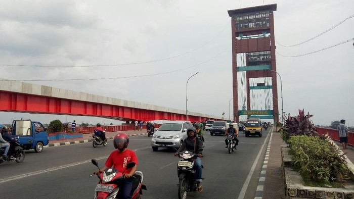 Before-After Jembatan Ampera, Dulu Jorok Kini Cling Before-After Jembatan Ampera, Dulu Jorok Kini Cling