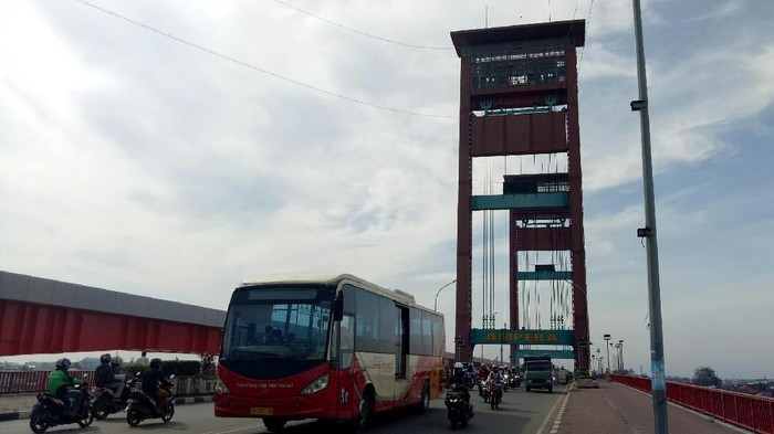 Before-After Jembatan Ampera, Dulu Jorok Kini Cling Before-After Jembatan Ampera, Dulu Jorok Kini Cling